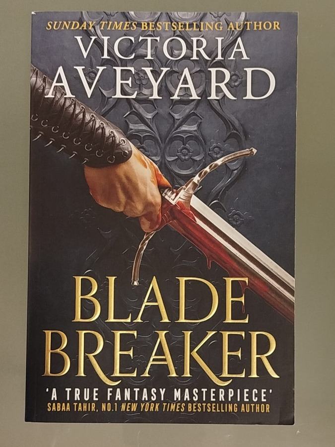 Victoria Aveyard - Blade Breaker