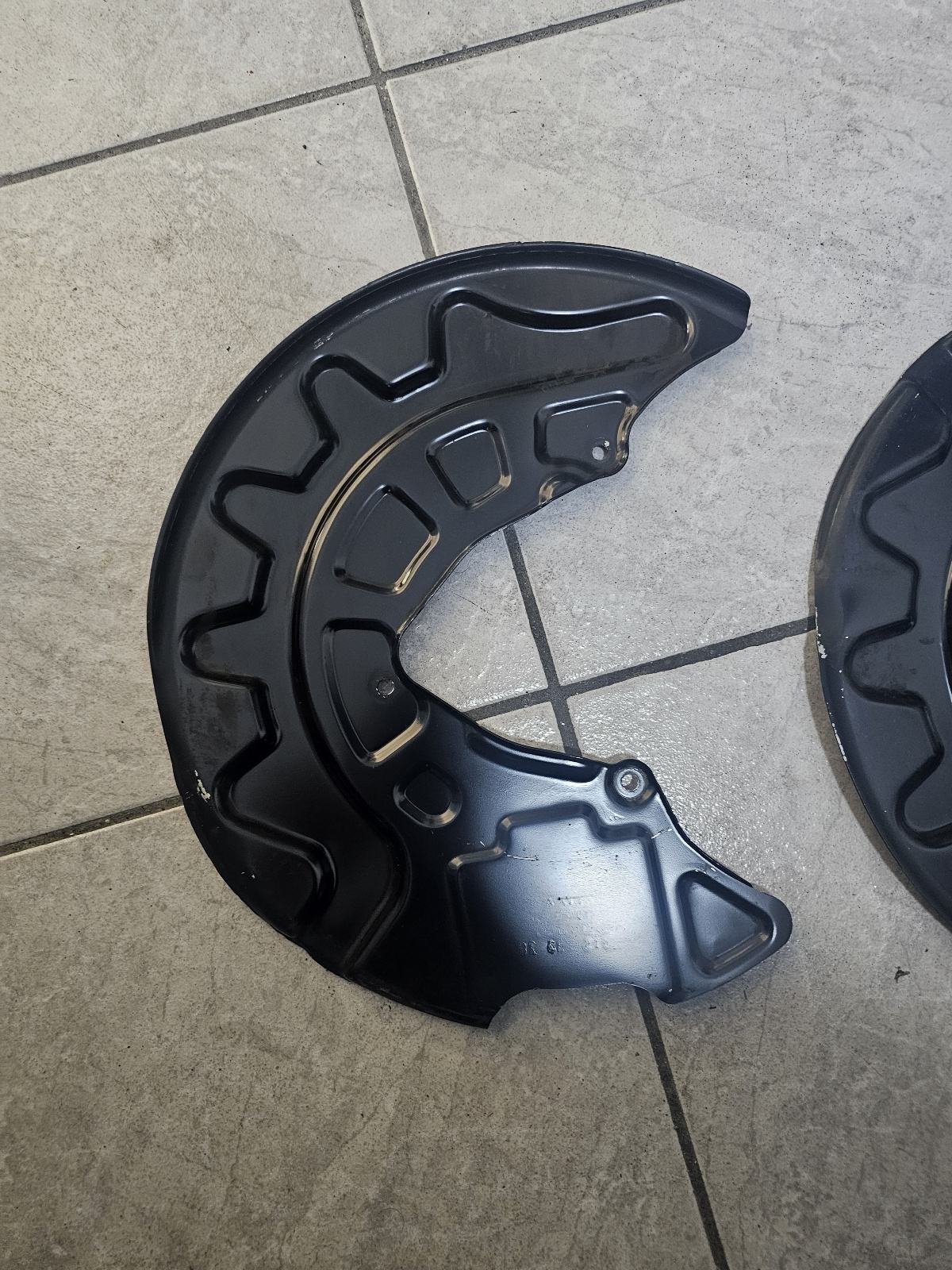 Golf 8 GTI prednje čeljusti sa diskovima i anker pločama. Kao novo