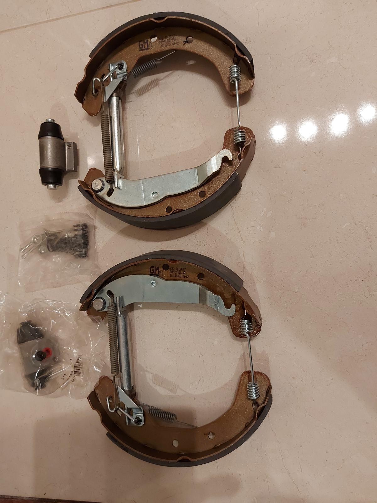 Kompletni kočioni set (pakne,opruge i cilindri) za opel astru g,