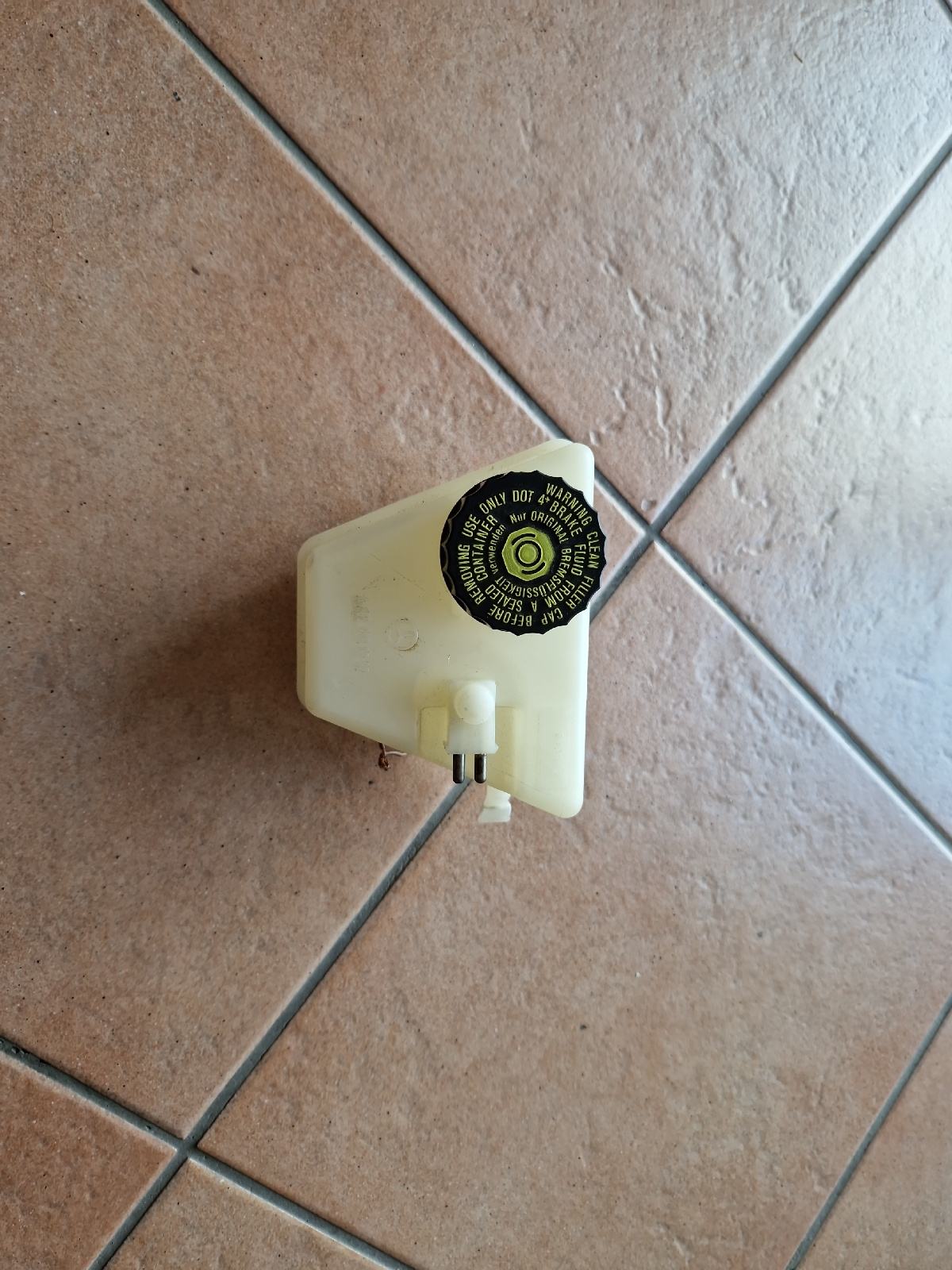 Mercedes C W202 1993-2000 posuda ulja za kočnice A2024300202