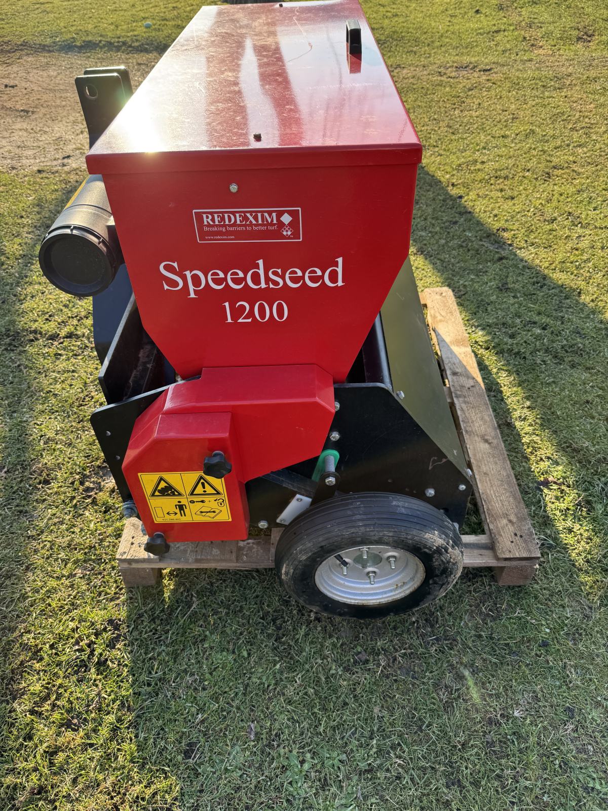 REDEXIM SPEED SEED,profesionalna sijačica za sportske terene, okucnice