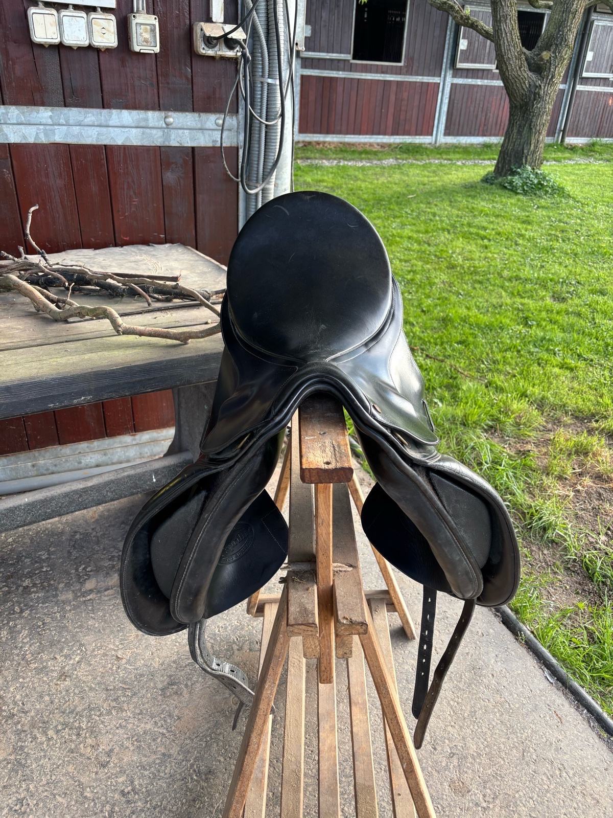 17” Bates Caprill dresurno sedlo