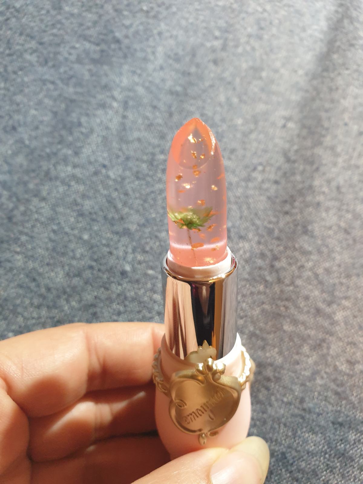 Ruž za usne sa cvijetom