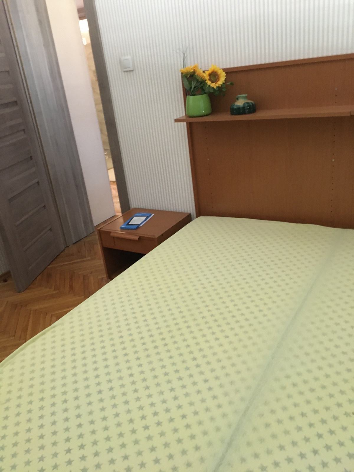 Bračni krevet s noćnim ormarićem i visokim ormarićem