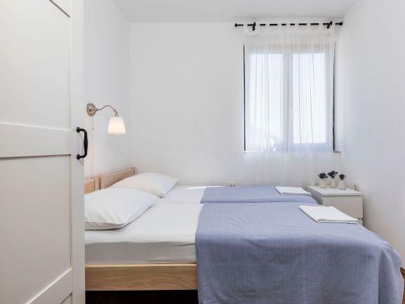 dva drvena hrastova kreveta sa madracem u jako dobrom stanju