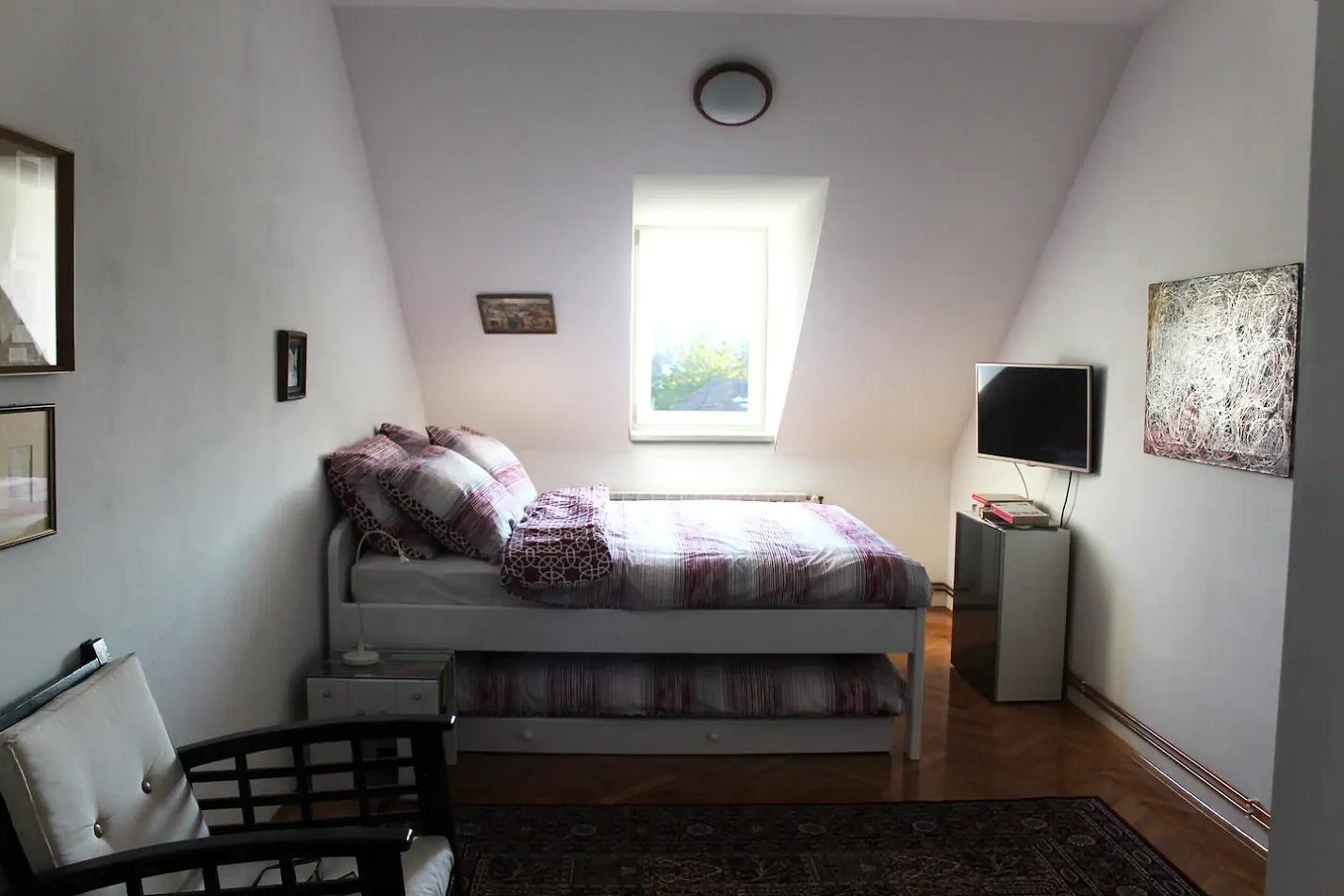 Krevet 160 x 200 povišen, ispod njega ležaj na kotačićima 140x190