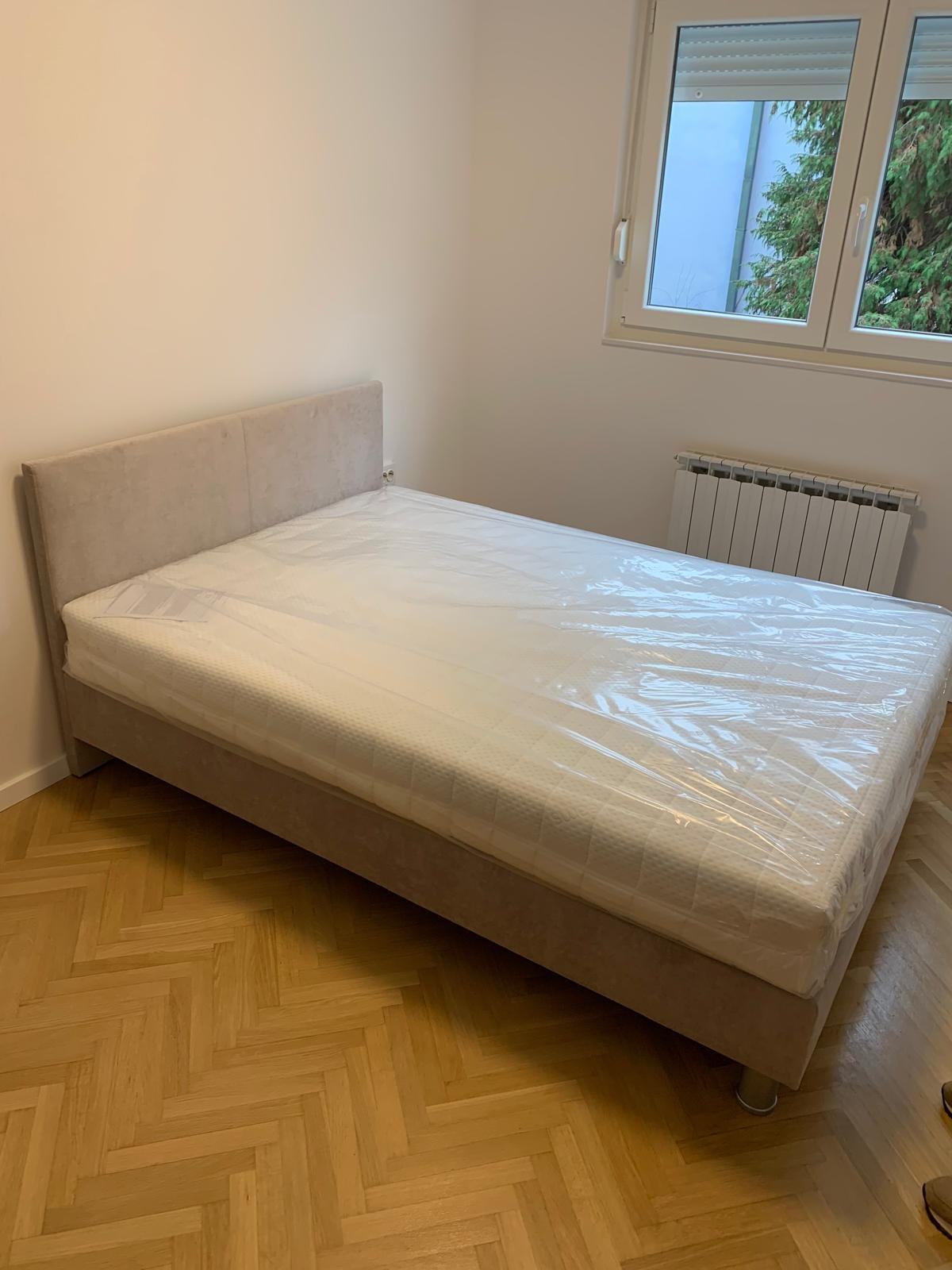 Krevet tapecirani sa madracom