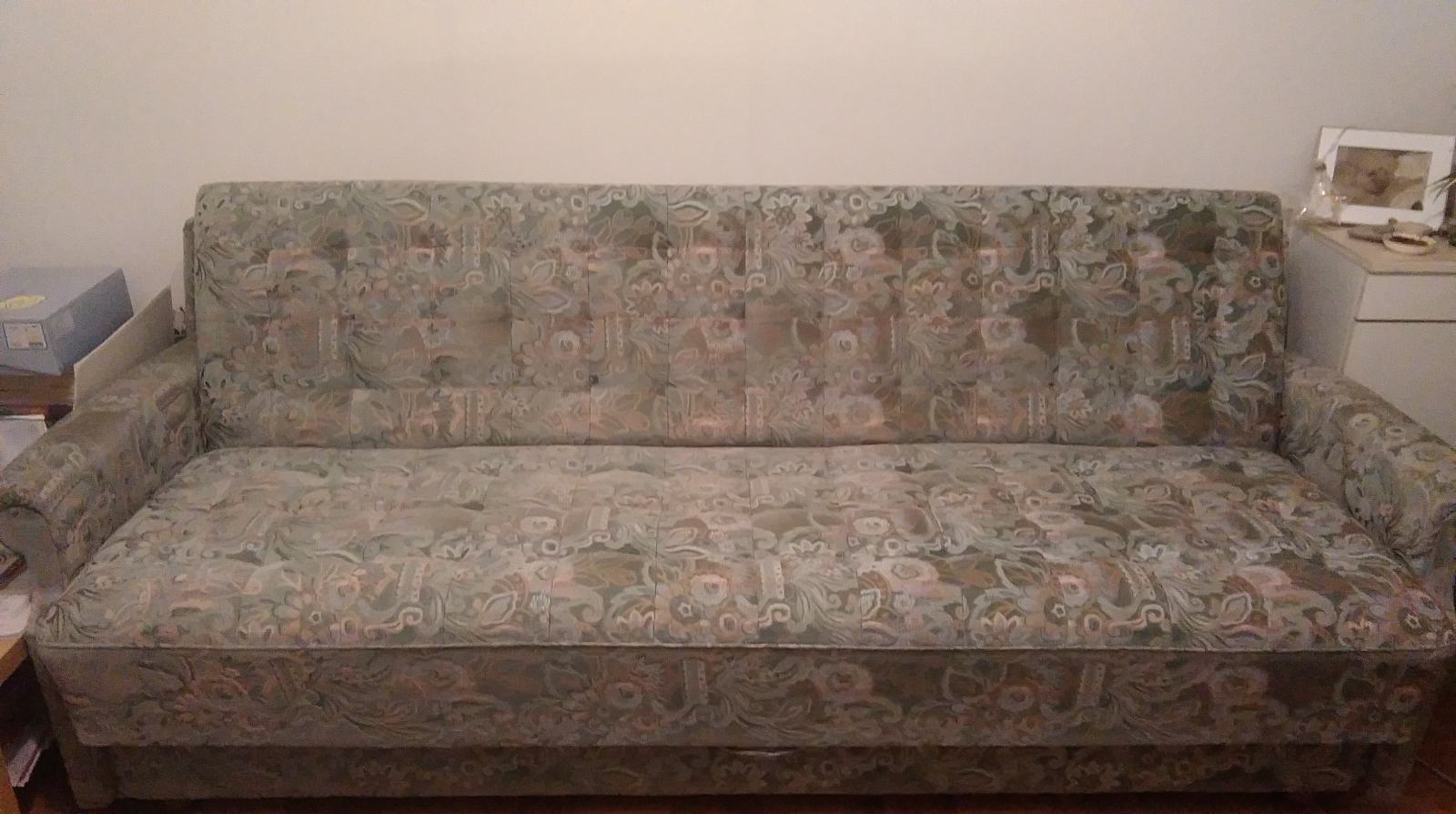 Poklanjam kauč zbog preseljenja HITNO