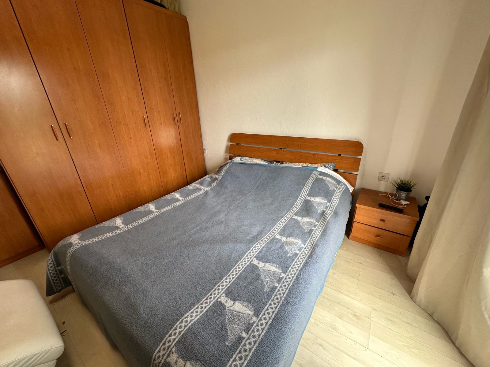 Poklanjam sobu - soba (ormar, krevet, ormarić i noćni ormarić)