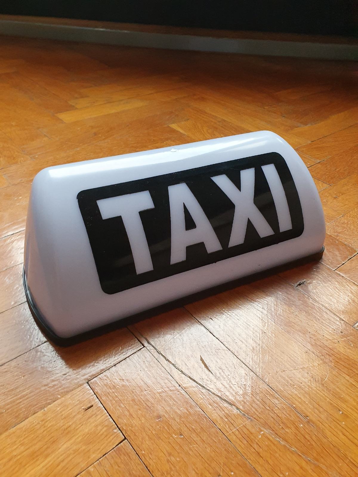 Taxi tabla na magnete