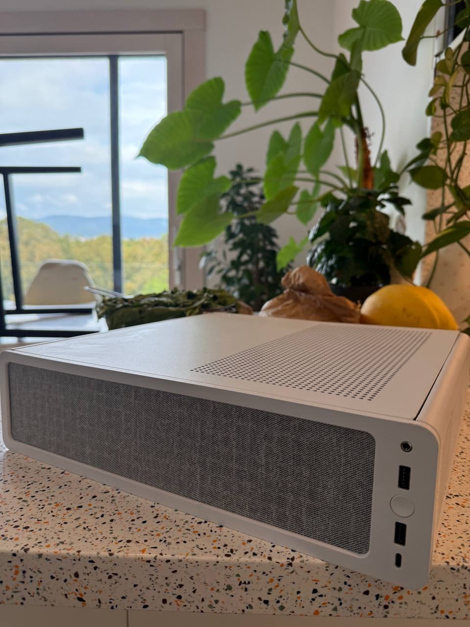 Fractal Mini ITX Design Ridge White + napajanje Corsair 450W SF450 SFX
