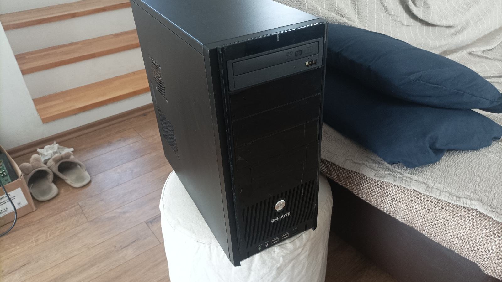 PC kućište Gigabyte sa napajanjem 400w