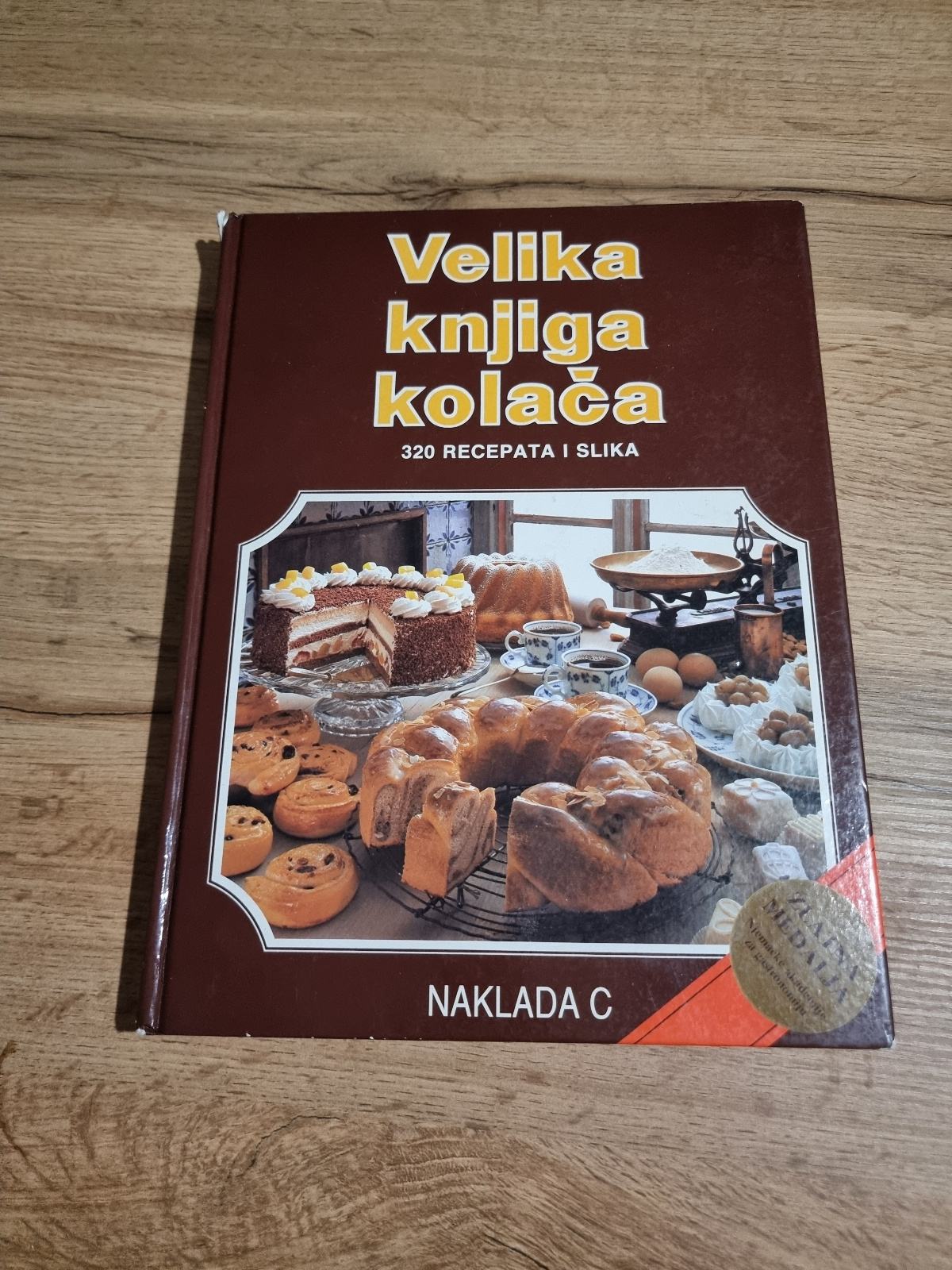 Velika knjiga kolača - 320 recepata i slika