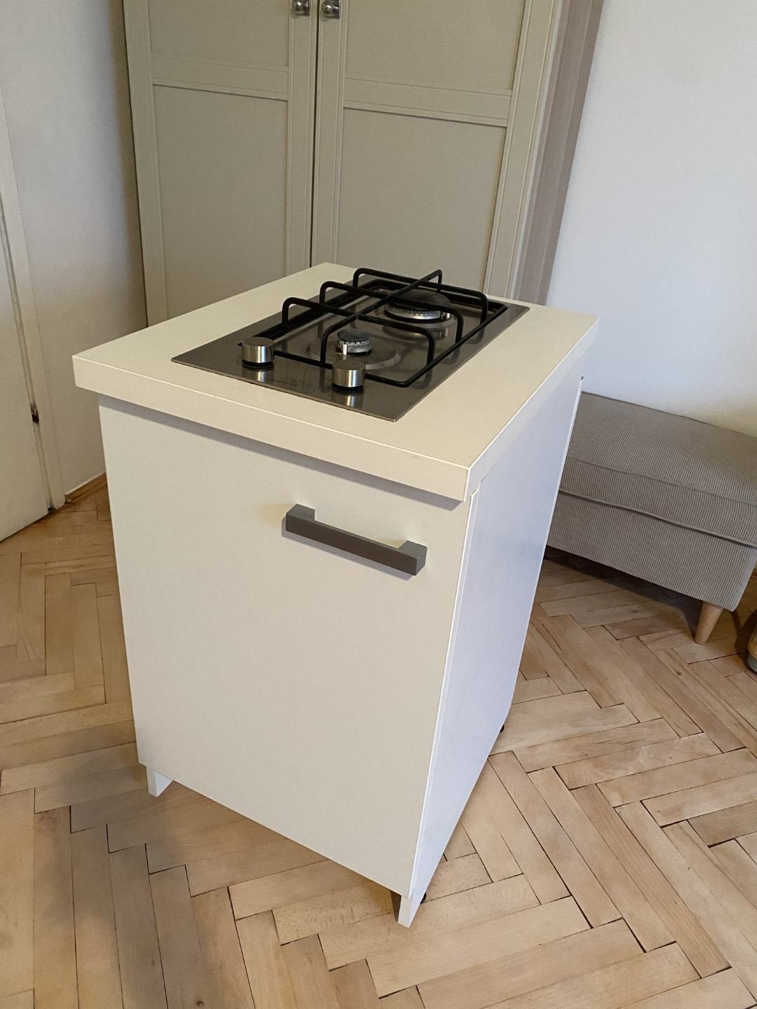 Kuhinjski element s pločom za kuhanje na plin
