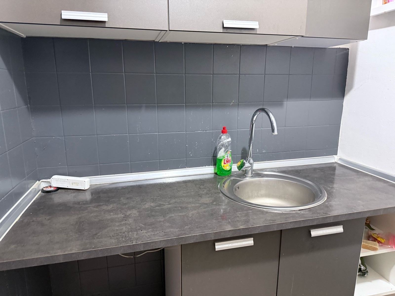 Kuhinjski elementi - antracit boja fronte + radna ploca antracit