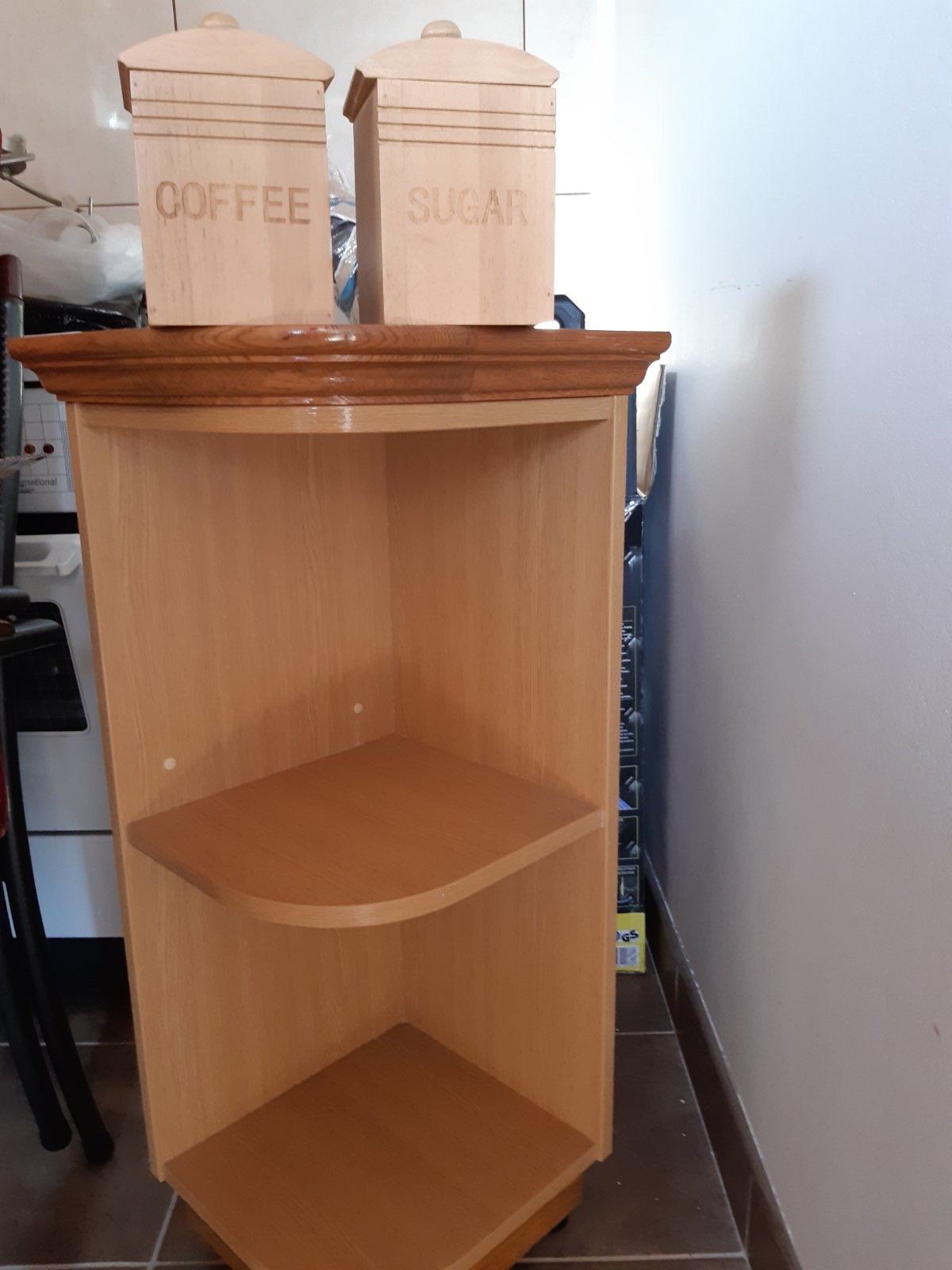 Prodajem kutnu policu i policu za ispod kuhinjskog elementa