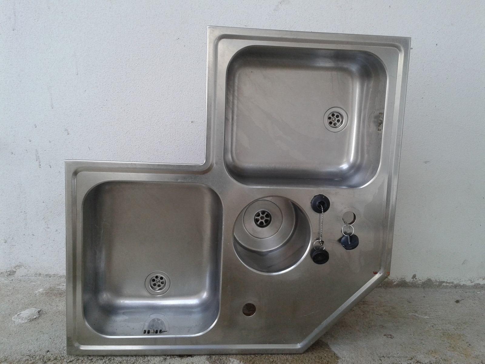 Prodajem rabljeni kutni sudoper