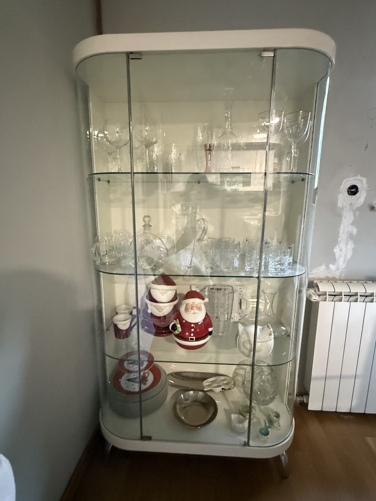 Ormar vitrina za čaše