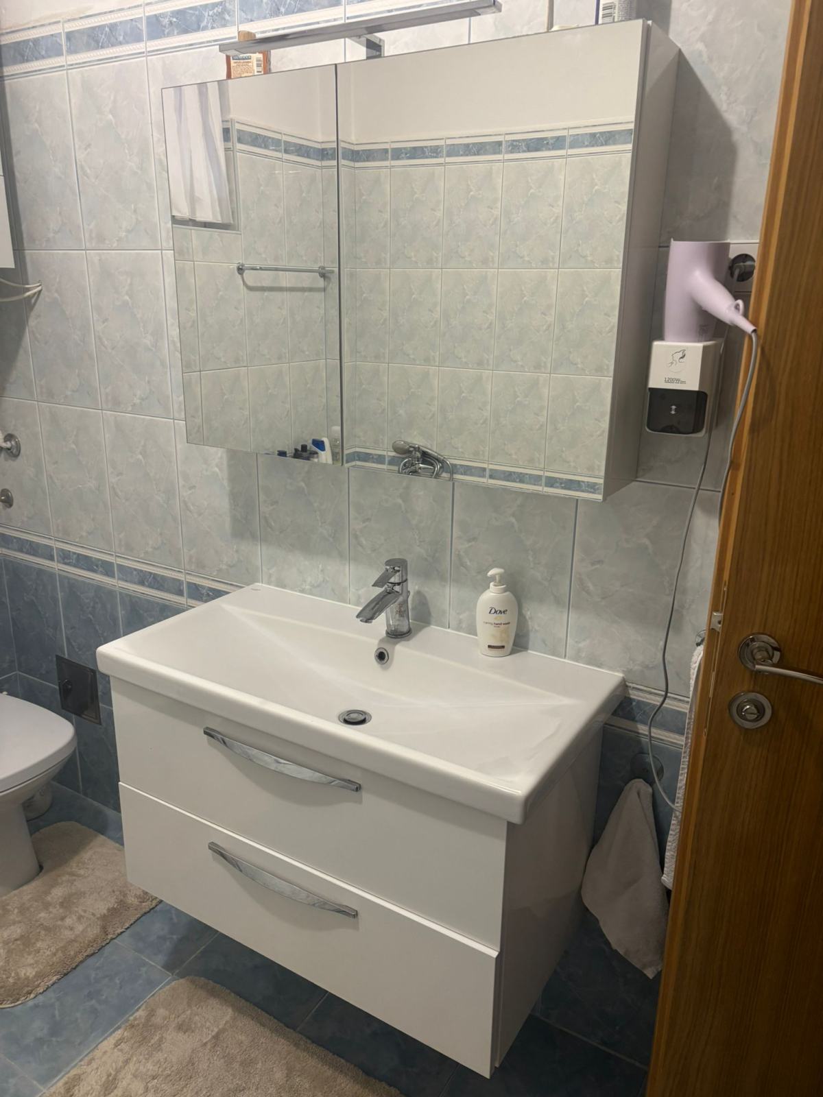 Kupaonski ormarić s umivaonikom i ogledalom