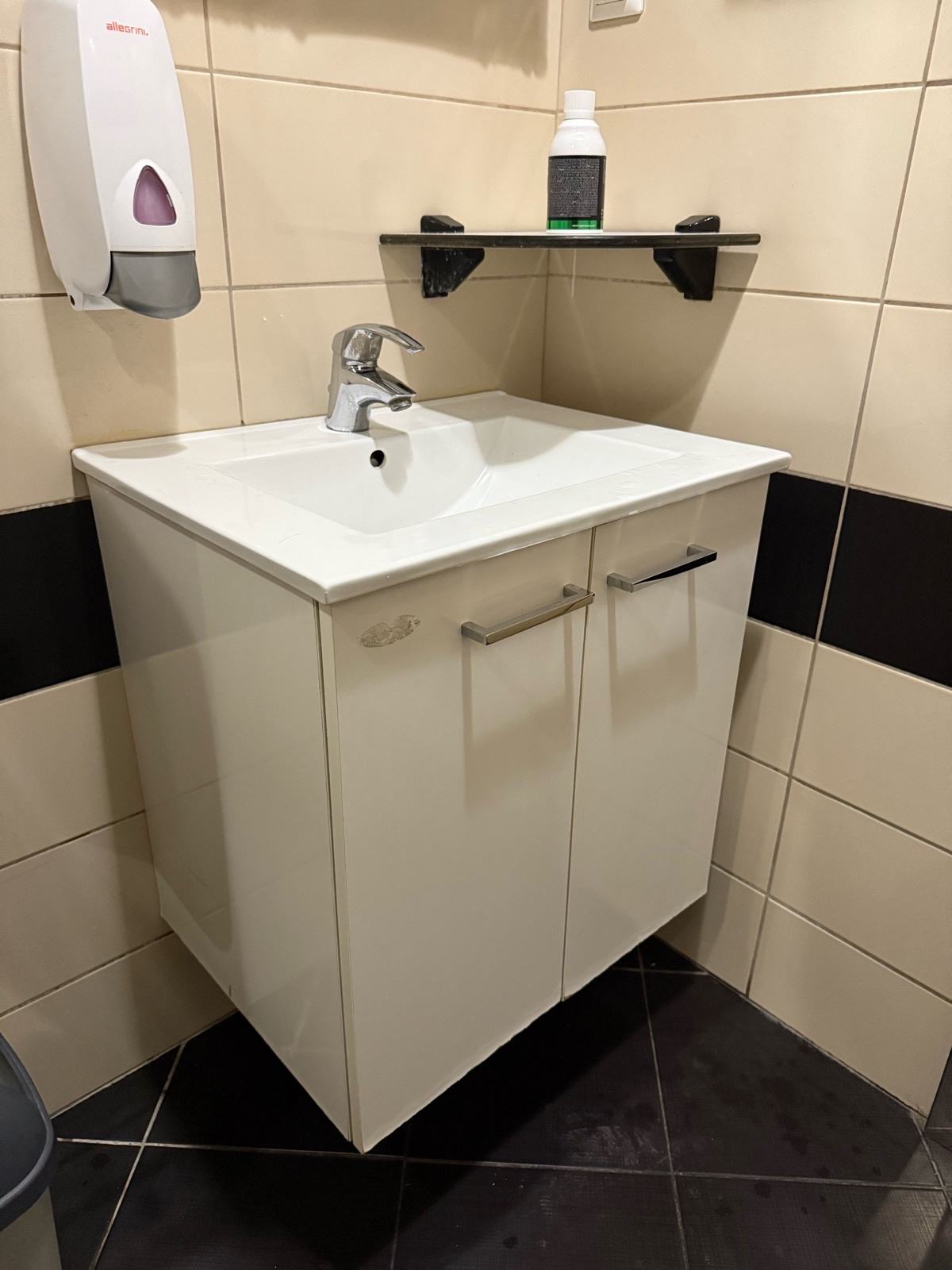 Kupaonski ormarić s umivaonikom