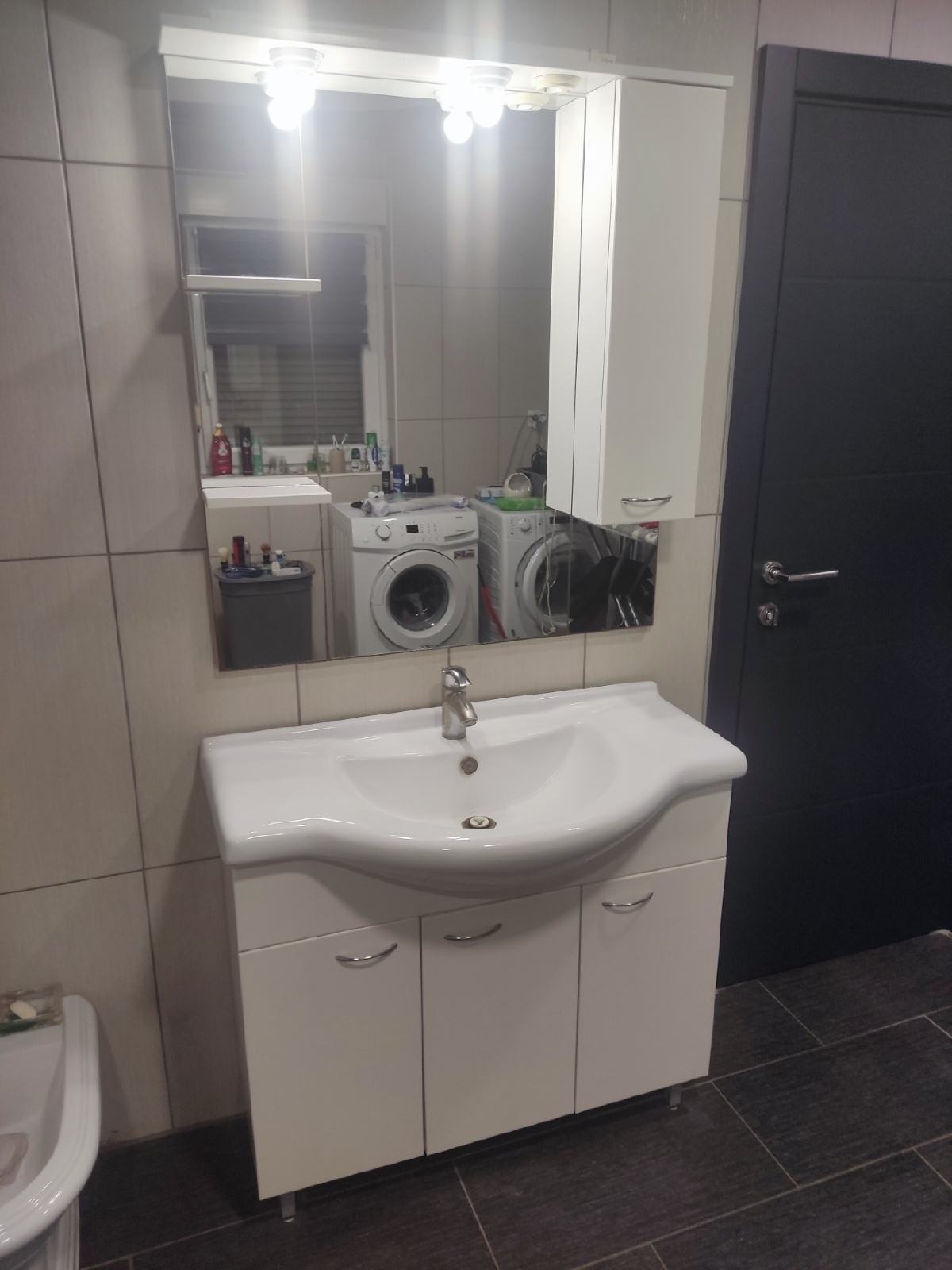 kupaonski umivaonik s ormarićem