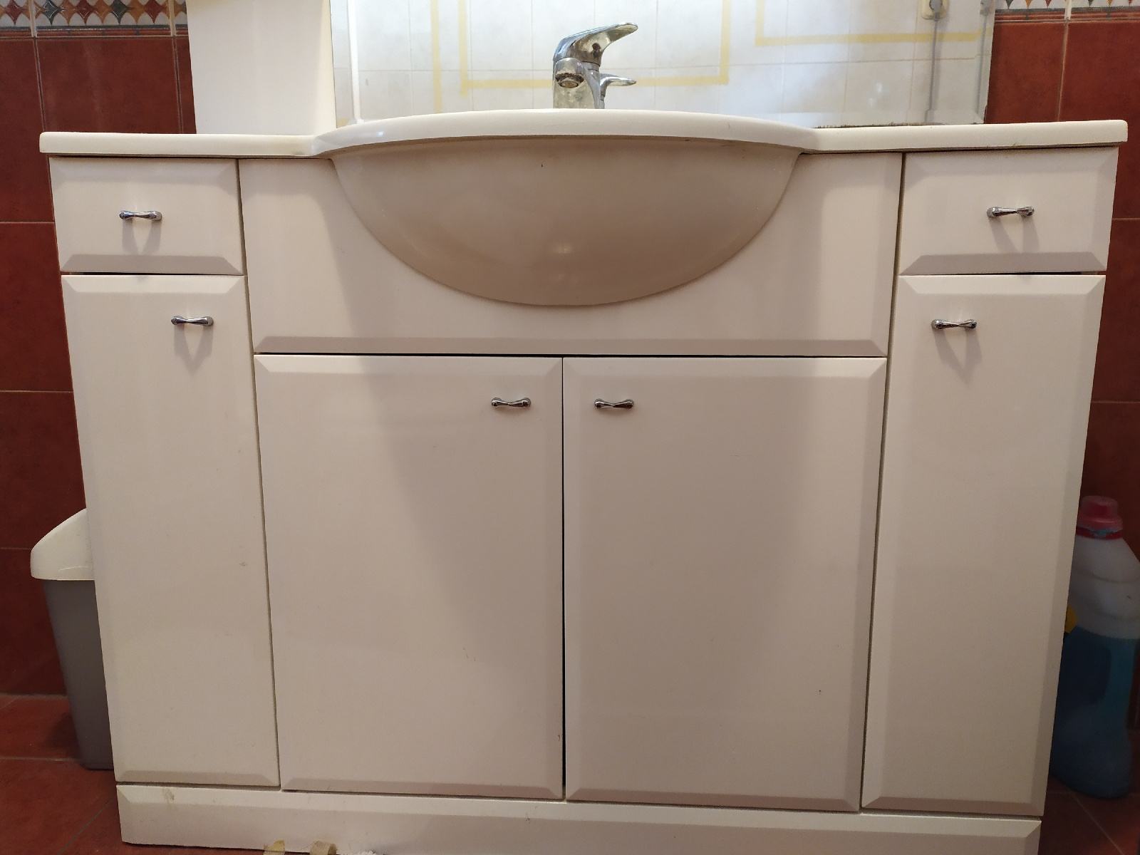 poklanjam kupaonski ormar s ogledalom