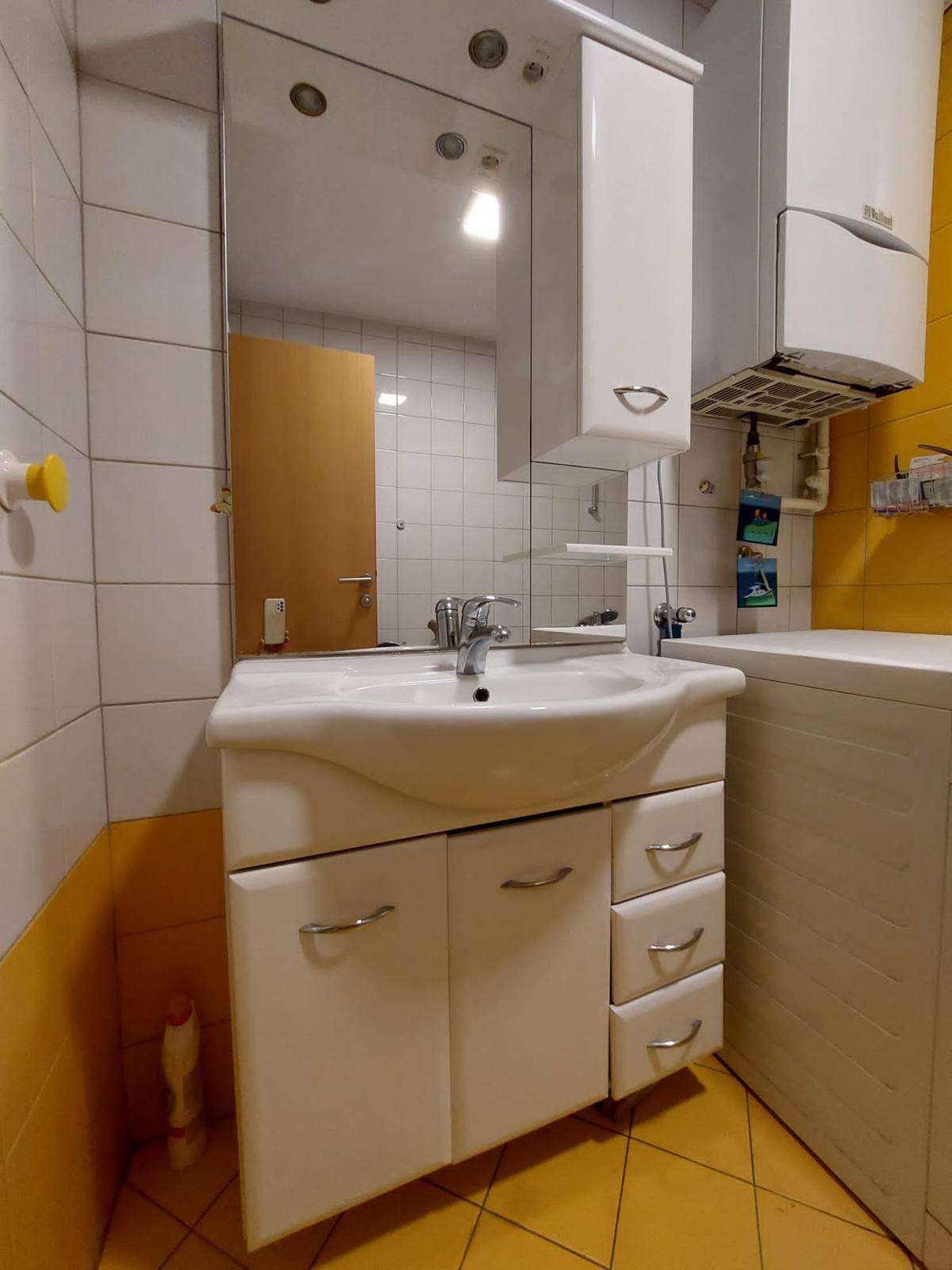 Prodajem kupaonski ormarić! POVOLJNO!