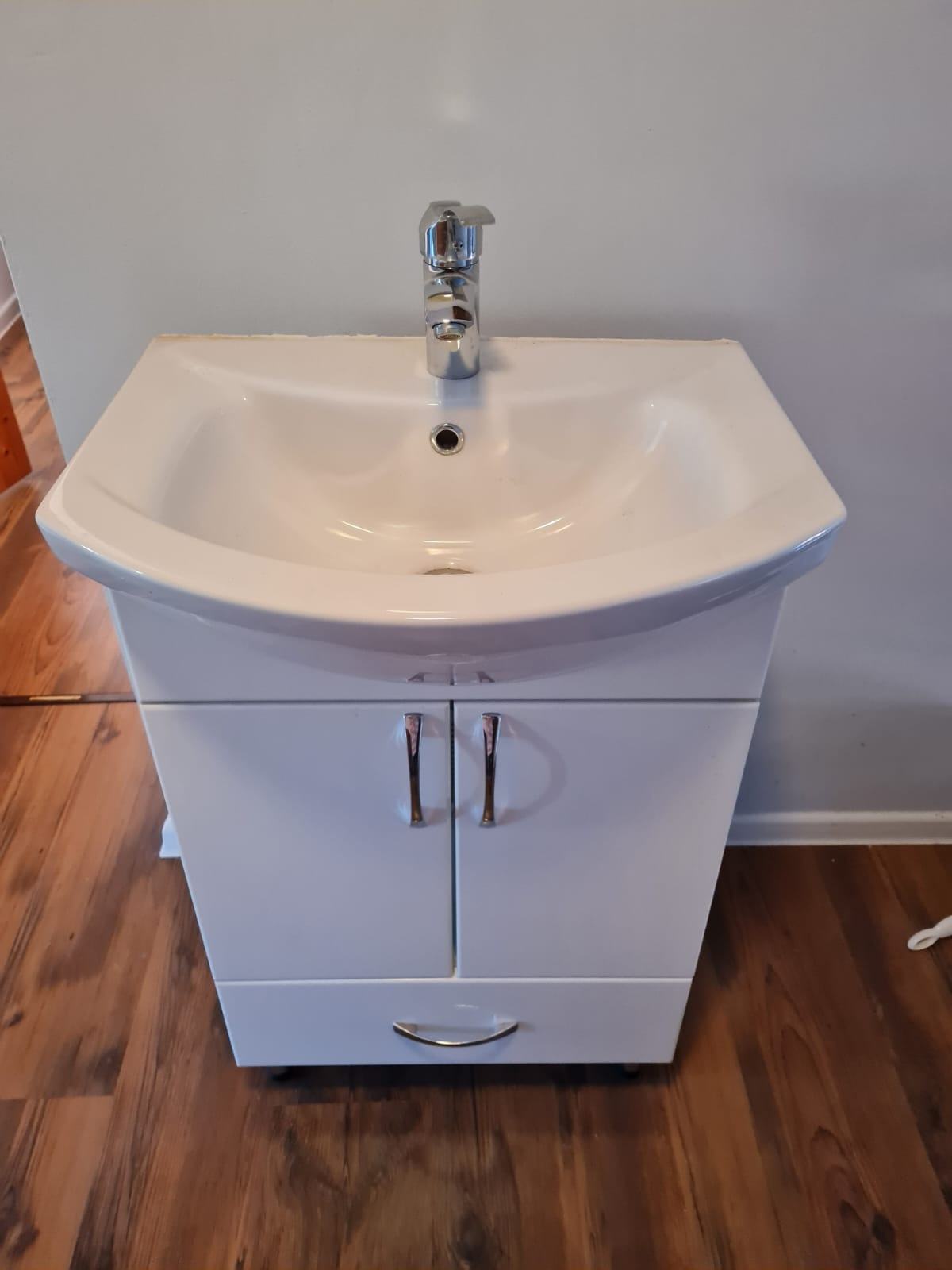 Prodajem kupaonski ormarić sa umivaonikom!