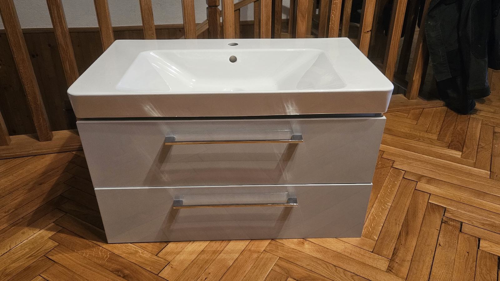 Prodajem kupaonski ormarić s umivaonikom