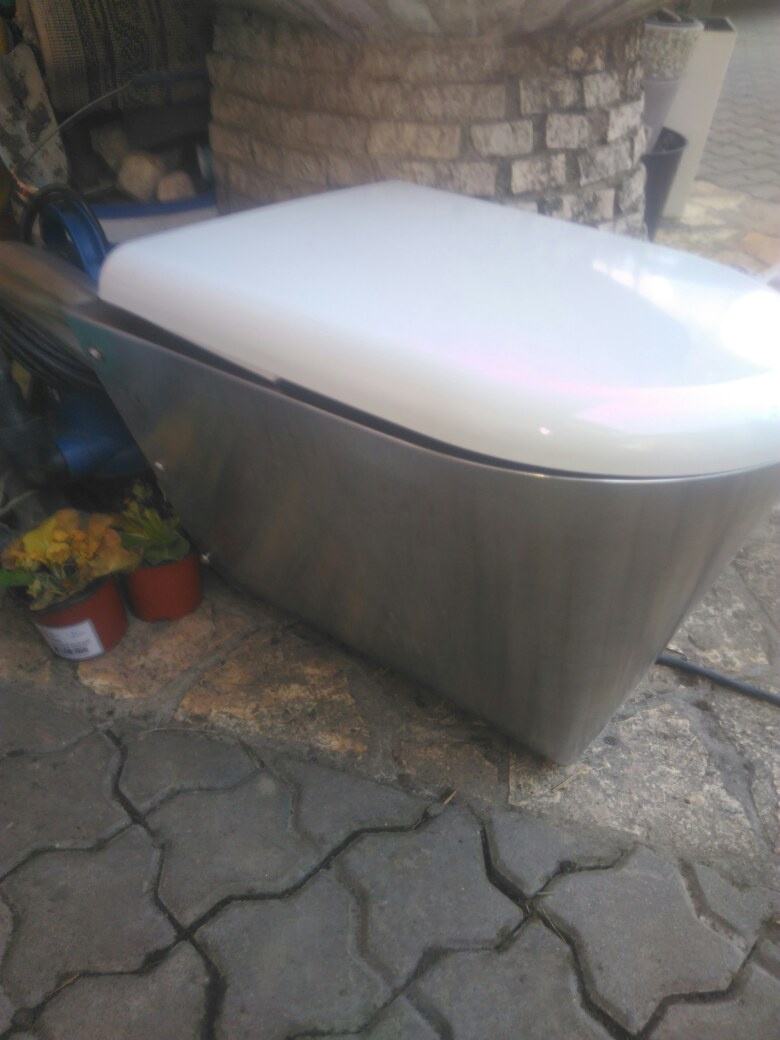 Inox pisoar i školjka