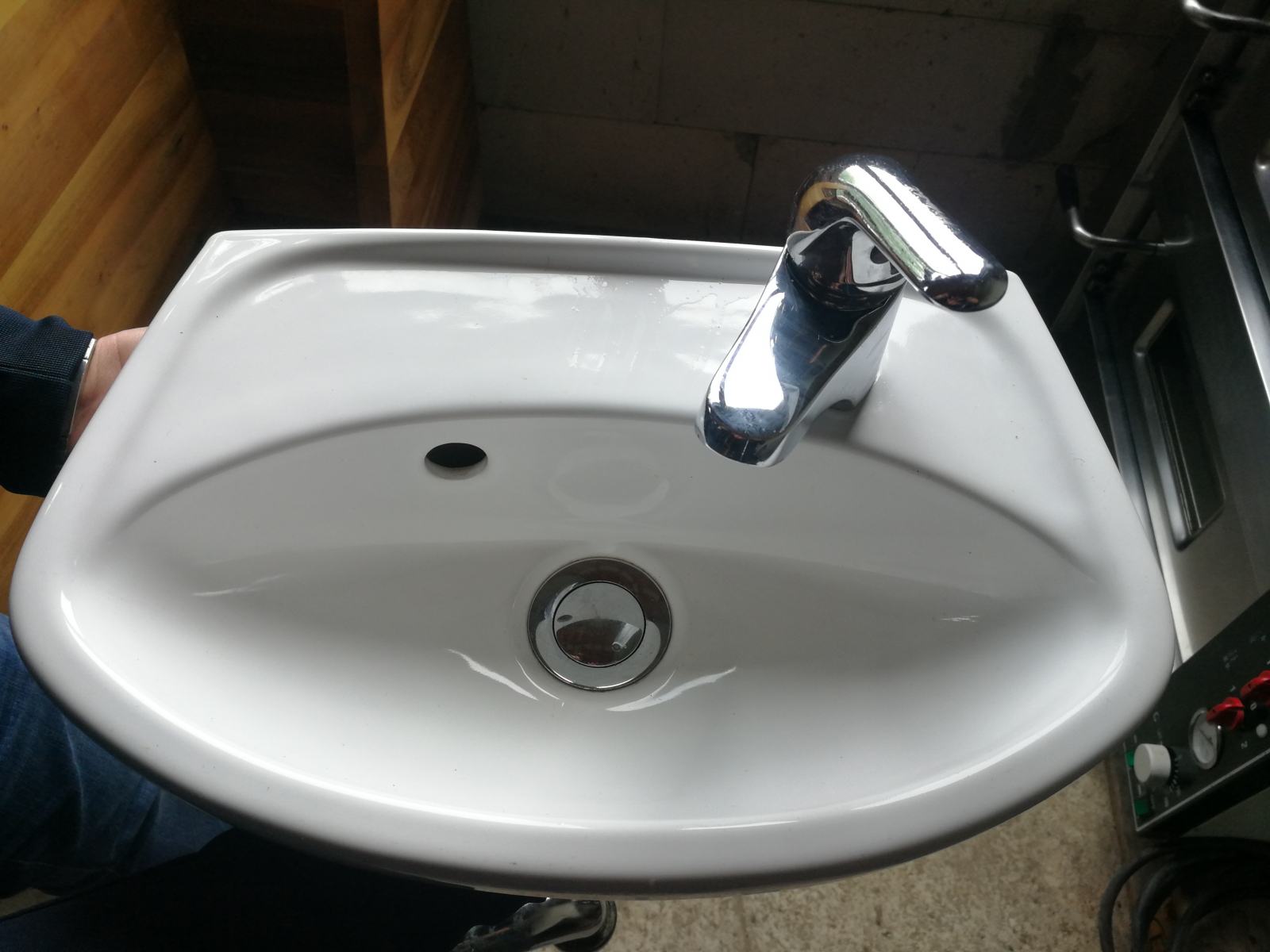 lavabo,mali umivaonik sa pipom i odvodnom cijevi