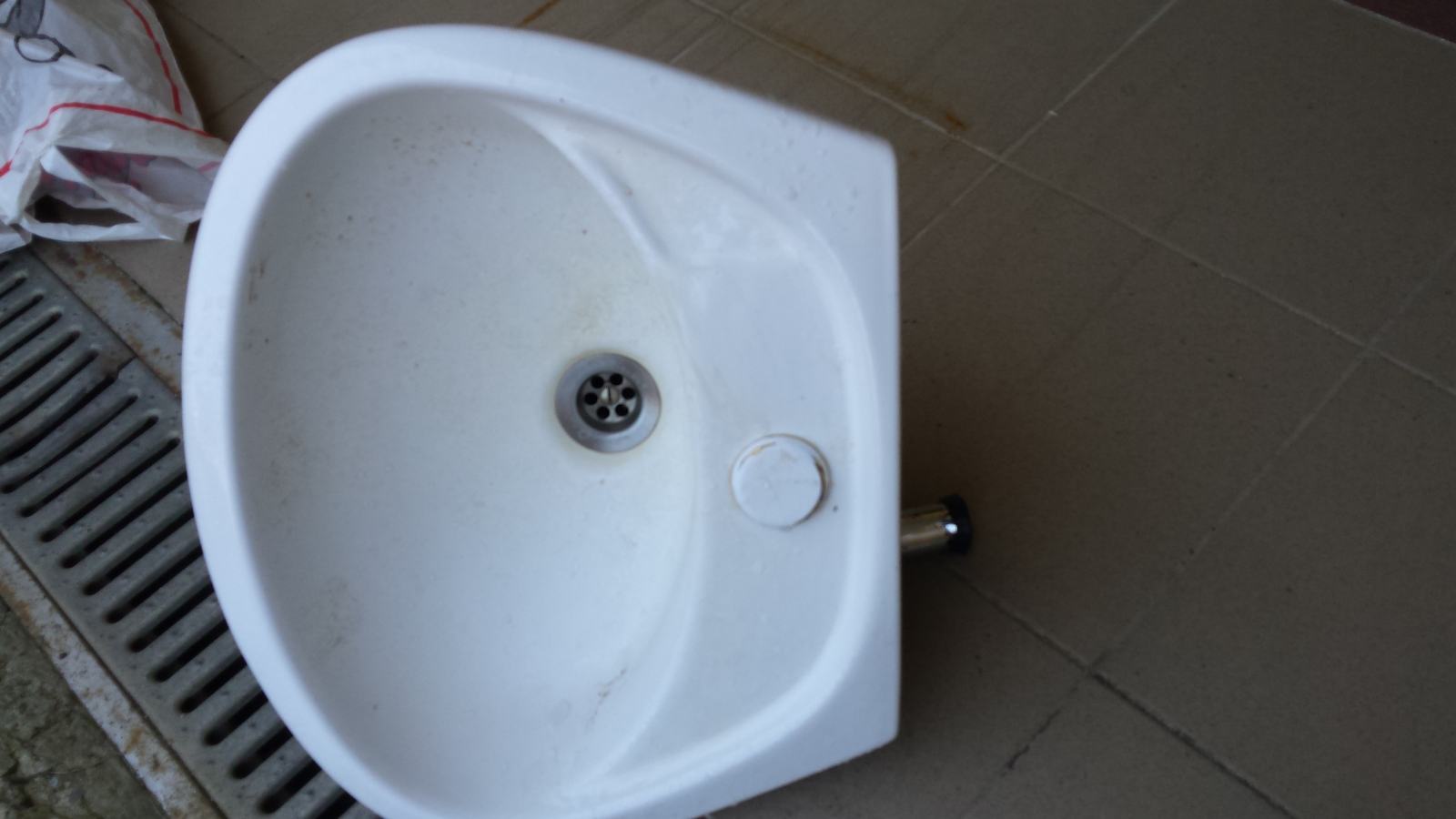 mali lavabo bez sifona