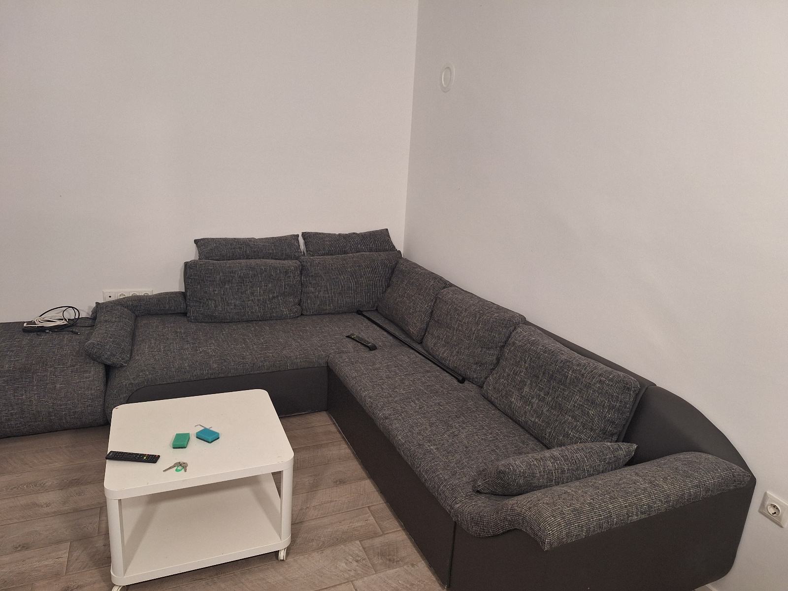 Poklanjam kutnu garnituru