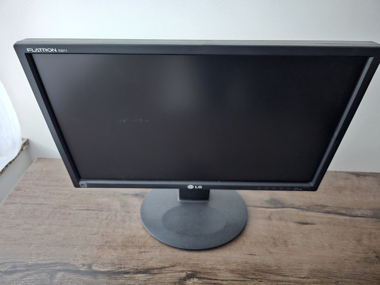 Ispravan LG FLATRON E2211 monitor