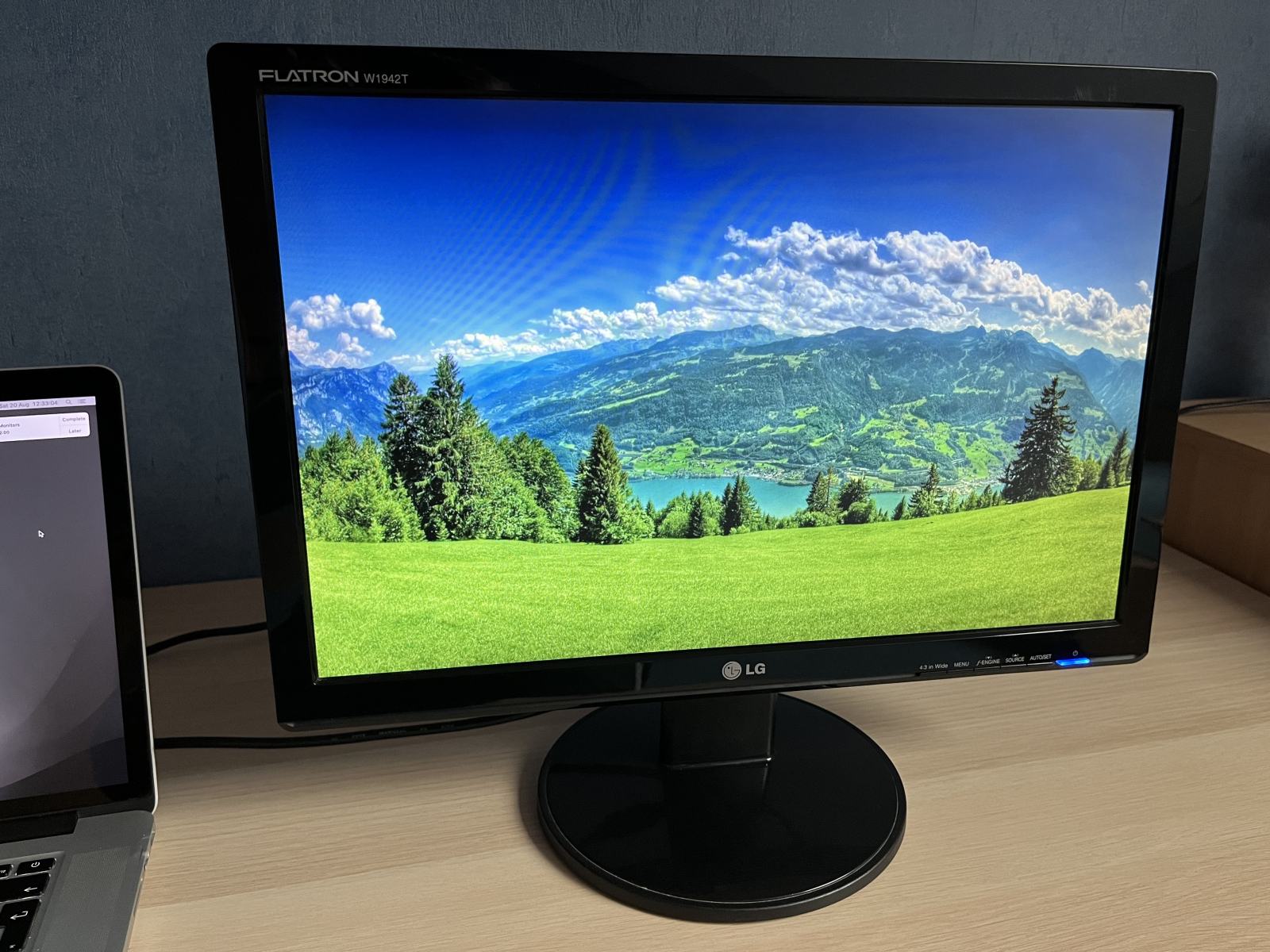 LG 19 LCD monitor FLATRON W1942T