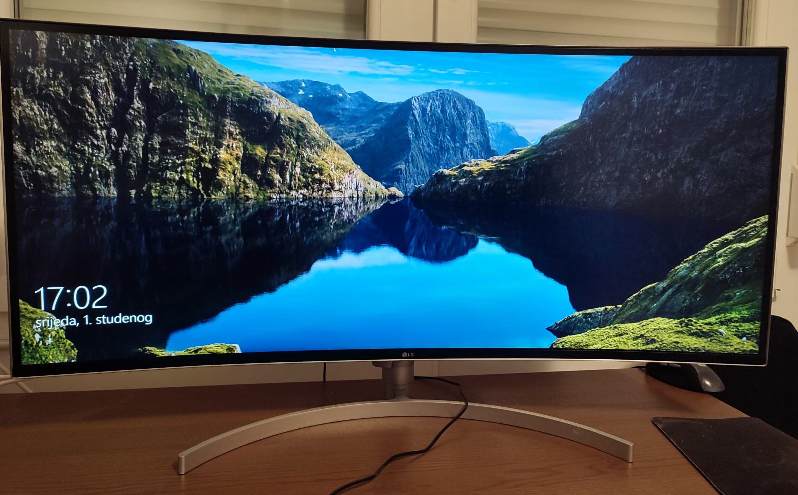 LG 38WK95C 38 UltraWide QHD+ (3840 x 1600) monitor, USB-C, HDR 10