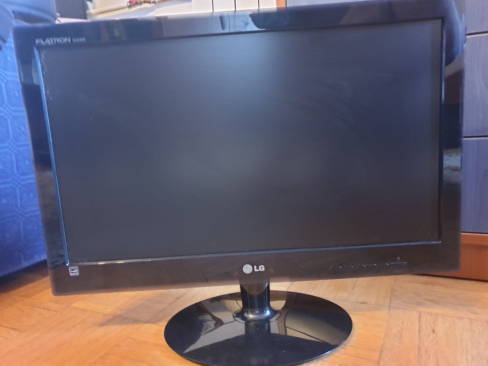 LG Flatron E2240 - LED monitor - 22 Full HD Ispravan