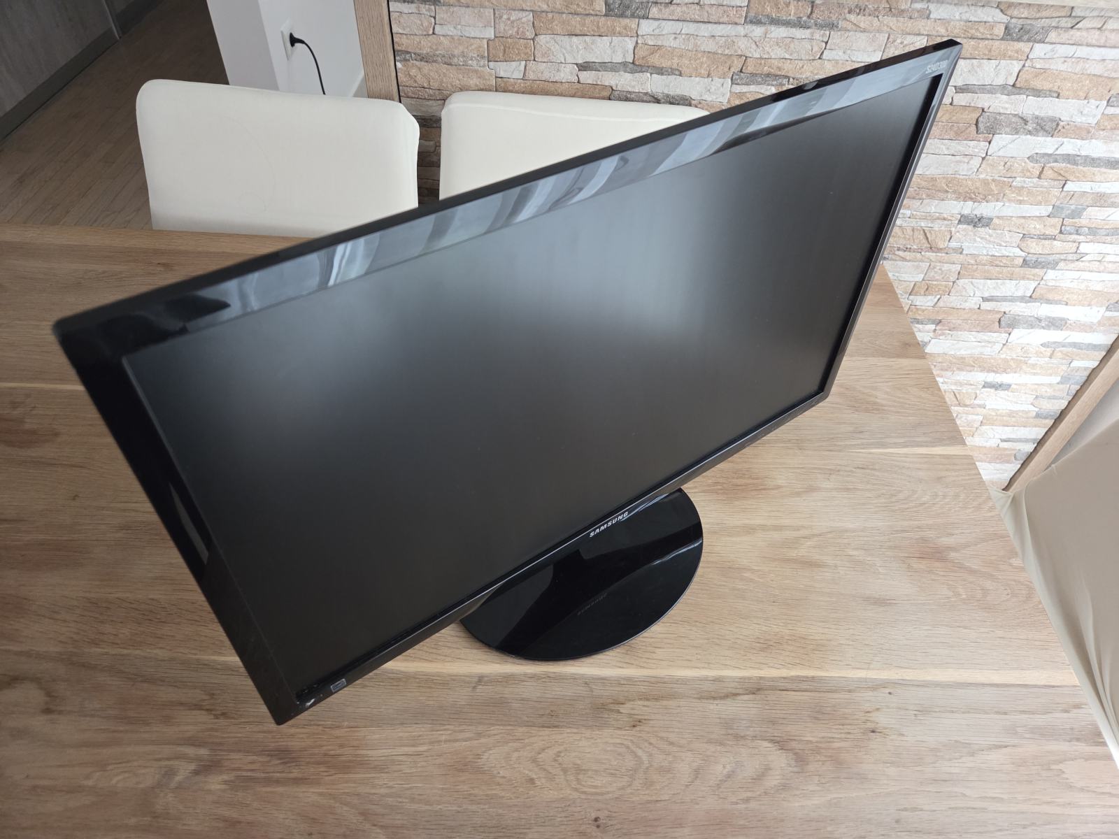 Samsung S24D300H – 24 Full HD monitor (odlično radi)