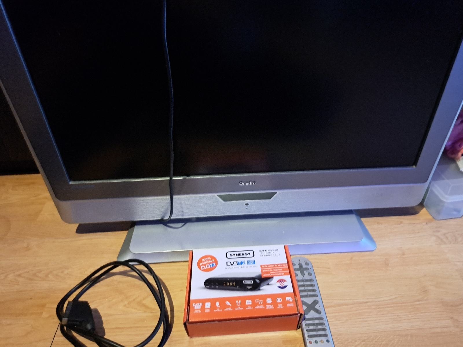 LCD Quadro Tv 32 inca sa resiverom i daljinskim upravljacem.