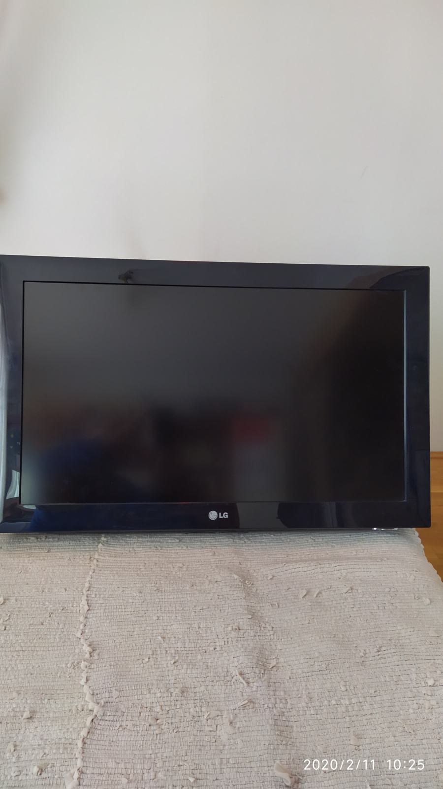 LG TV 32LD465 Full HD ,poklon zidni nosač za TV
