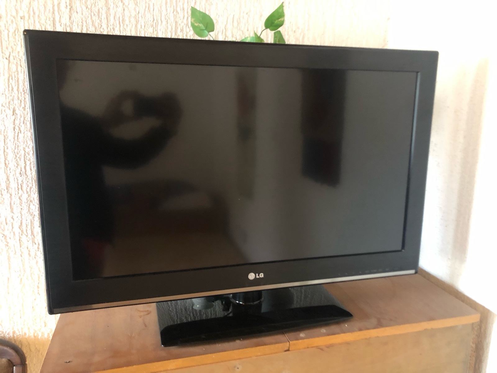 LG TV 82CM 32CS460