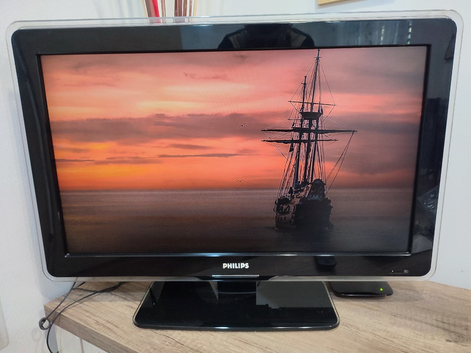 PHILIPS LCD TV 32 INČA