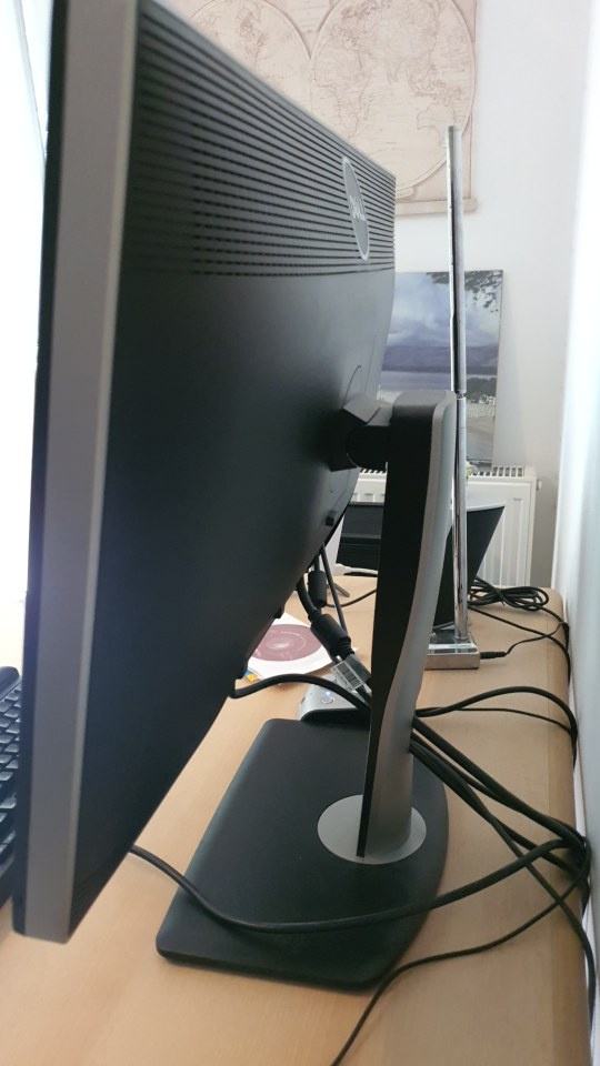 Dell U2713HM 27 .monitor