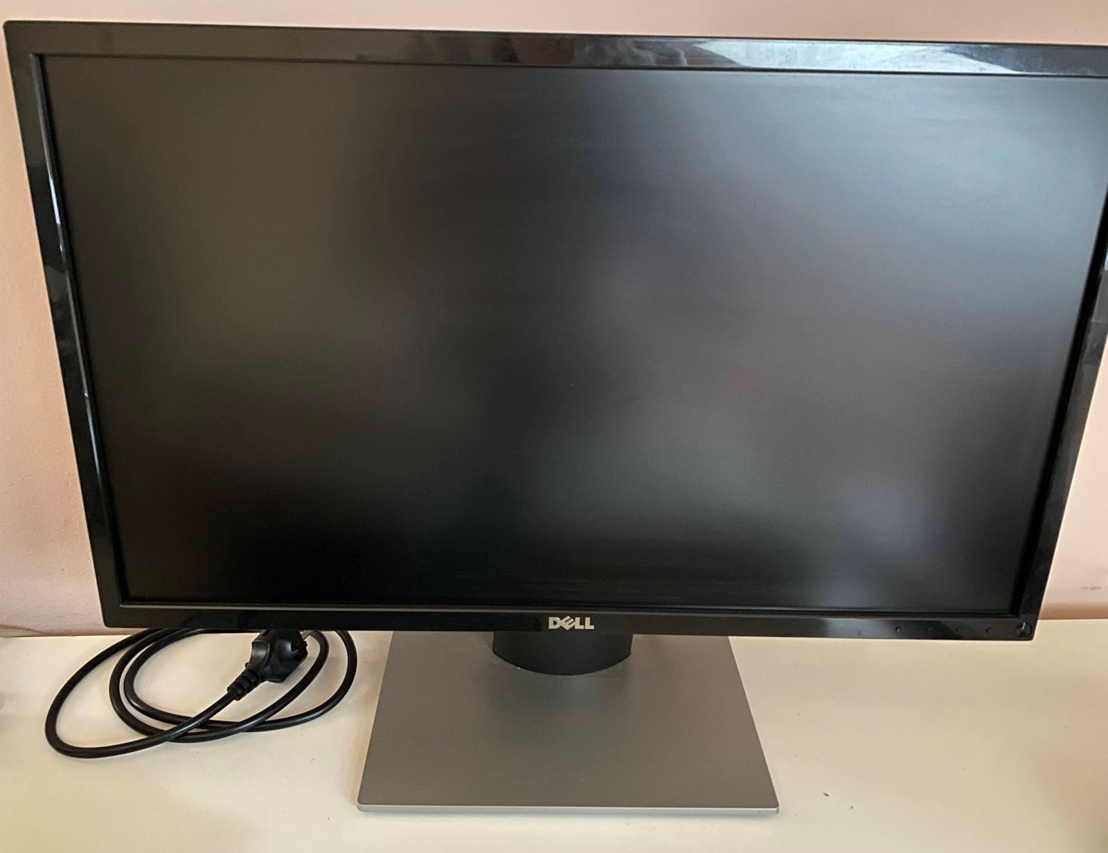 Jeftino monitor DELL SE2416H, 23.8, IPS, Full HD, 6 ms, VGA, HDMI