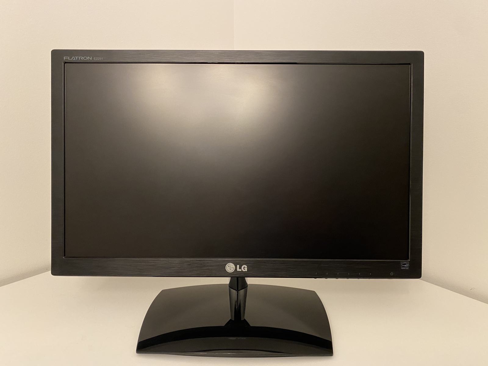 LG Flatron E2251VR-BN - LED monitor - Full HD (1080p) - 21.5