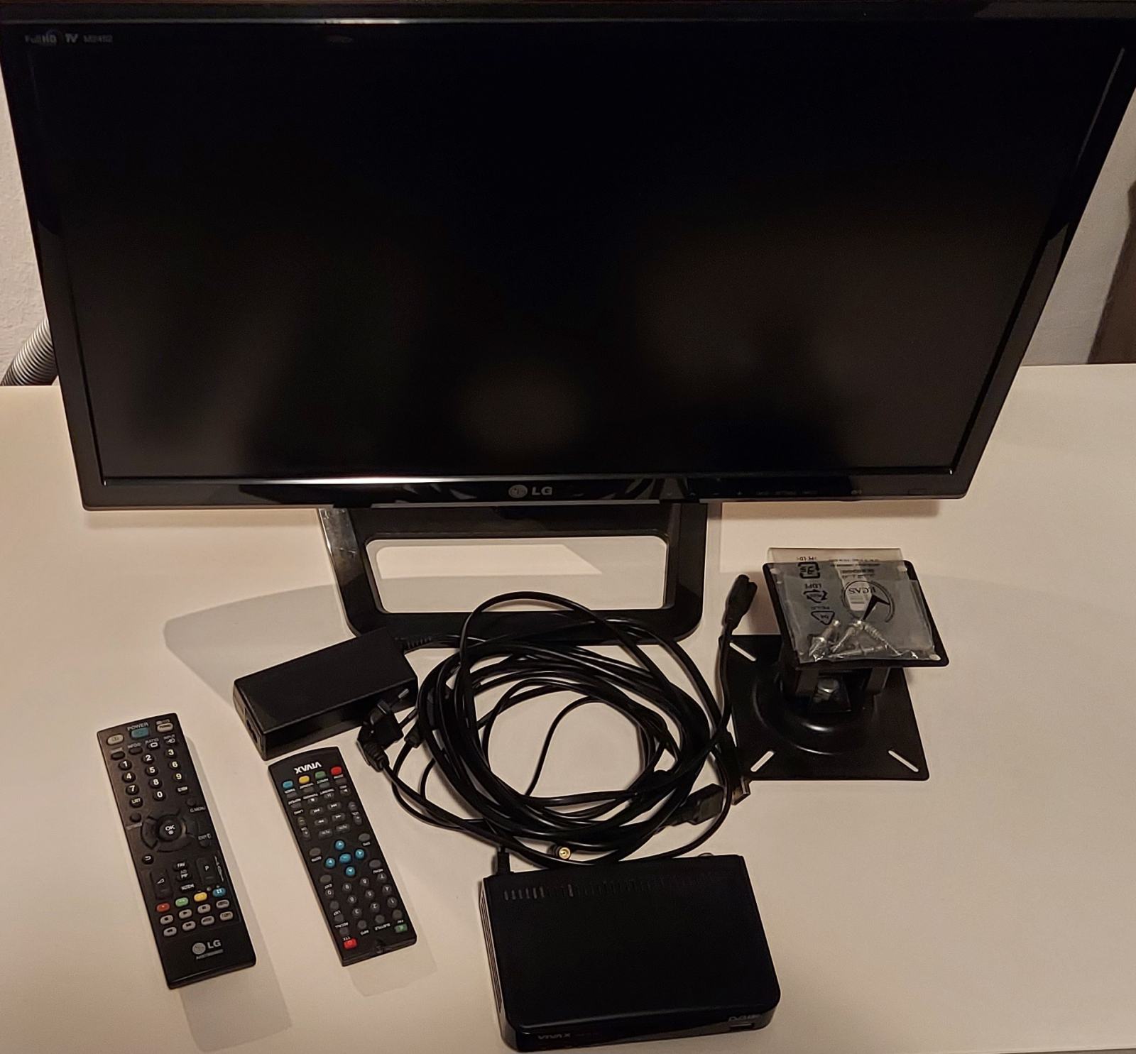 Monitor LG M2452, Full HD resolution, Built-in Digital TV Tuner