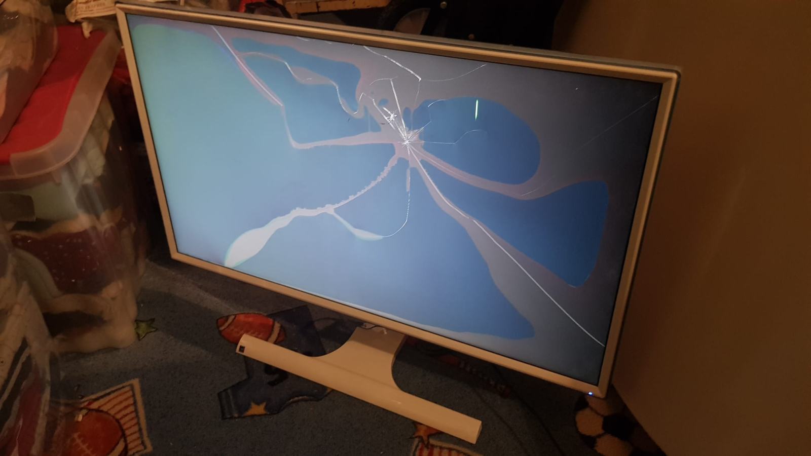 Samsung s27e39ih monitor-OŠTEČEN