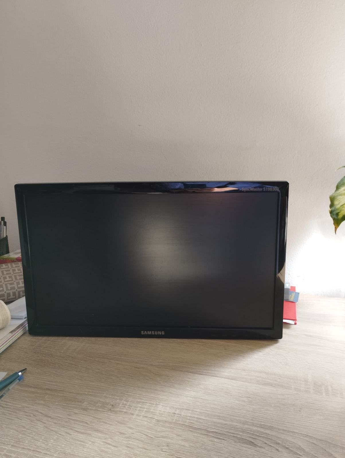 Samsung SyncMaster S19B300 - Kompaktan i Efikasan LED Monitor