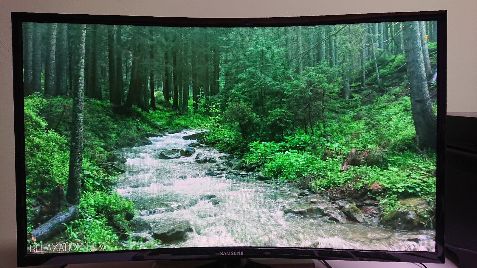 Zakrivljeni Samsung monitor 27 - C27F390FHU Curved monitor