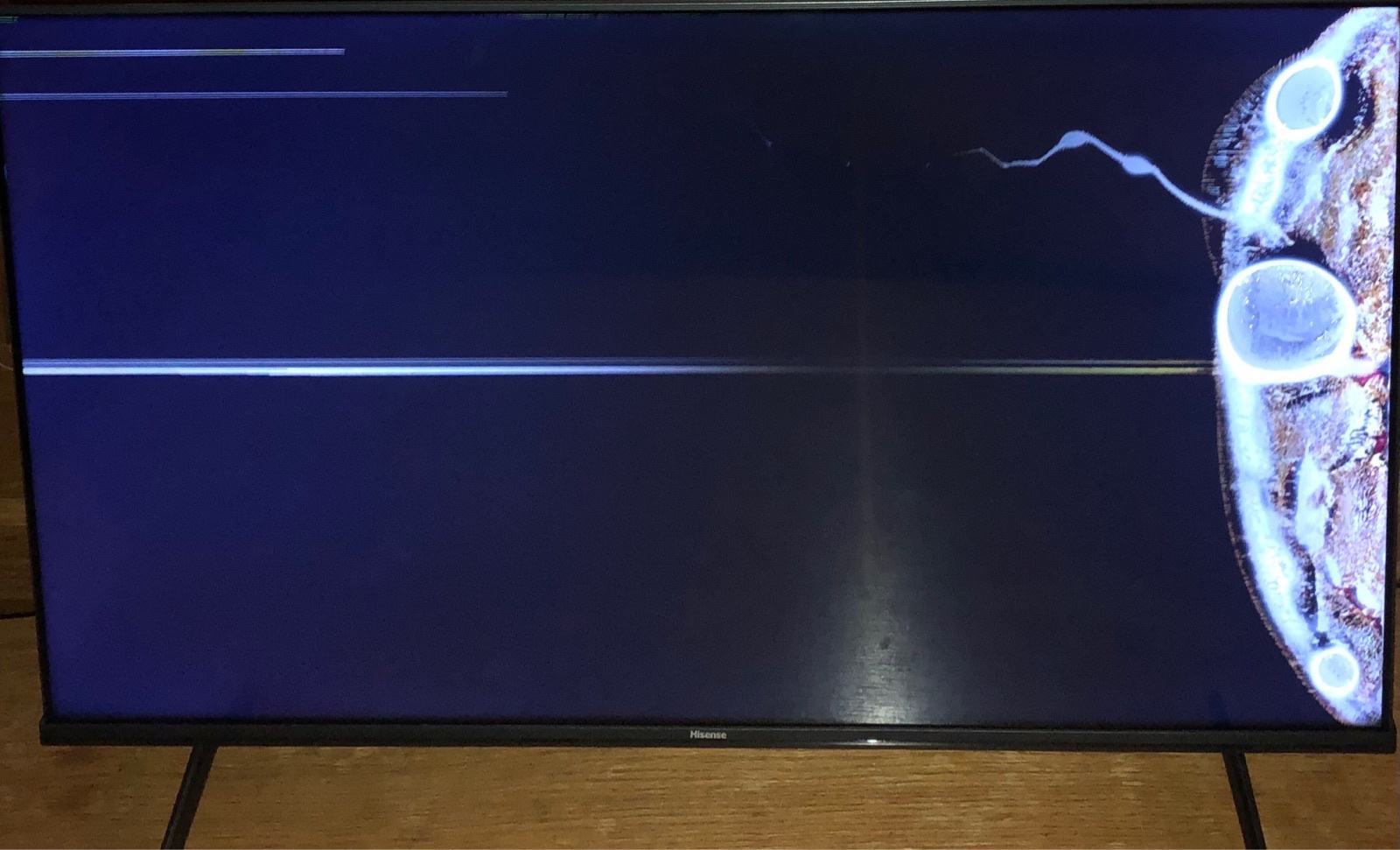 Hisense Qled TV 43E7NQ oštećen ekran